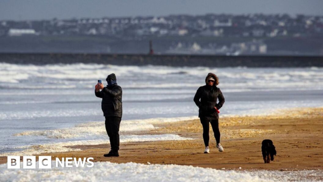 SEPE - UK weather:Travel disruption expected as ice and snow grip UK
